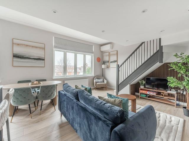 3 Bedrooms Flat for Rent in The Ridgeway | Foxtons