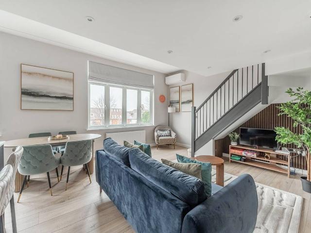 3 Bedrooms Flat for Rent in The Ridgeway | Foxtons