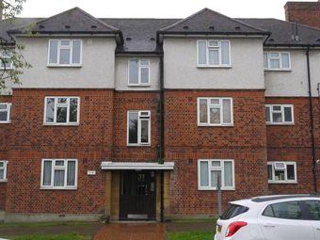 3 Bedrooms Flat for rent in The Roses, High Road, Woodford Green, Essex IG8