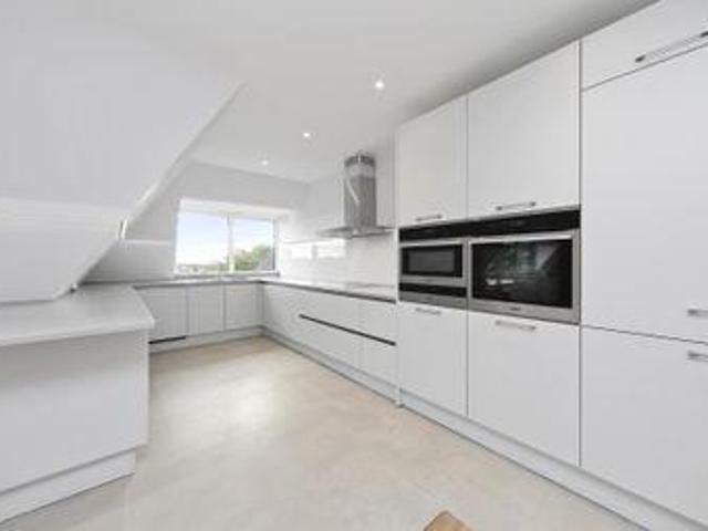 3 Bedrooms Flat for rent in The Vale, London NW11