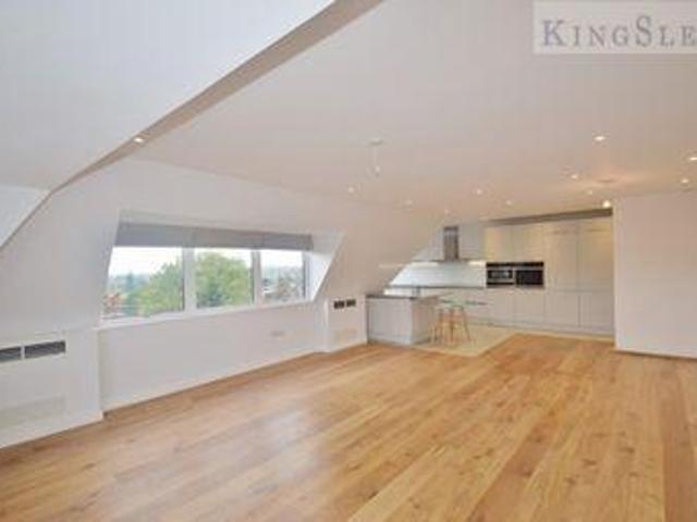3 Bedrooms Flat for rent in The Vale, London NW11