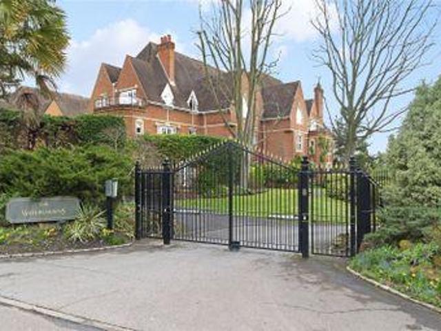 3 Bedrooms Flat for rent in The Watergardens, Warren Road, Kingston Upon Thames KT2