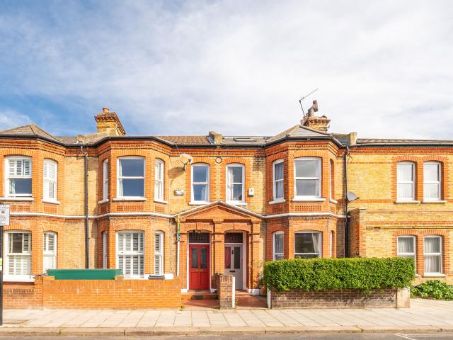 3 Bedrooms Flat for Rent in Thornbury road | Foxtons