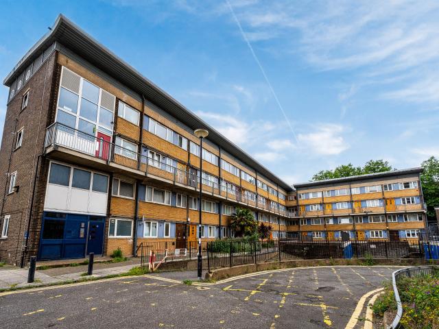 3 Bedrooms Flat for Rent in Thornham Street | Foxtons