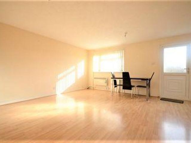 3 Bedrooms Flat for rent in Three Bedroom Apartment, Hudson Road, Woodley RG5
