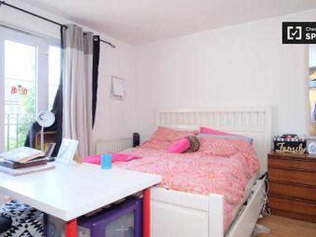 3 Bedrooms Flat for rent in Tilson Close, Coleman Road, London SE5