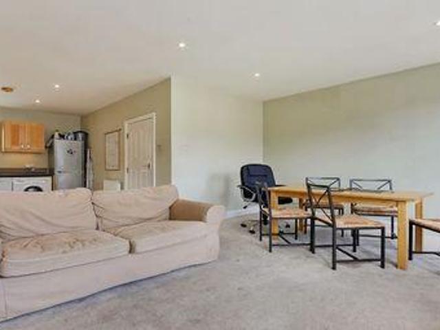 3 Bedrooms Flat for rent in Tregarvon Road, London SW11