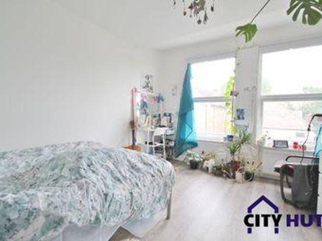 3 Bedrooms Flat for rent in Turnpike Lane, London N8