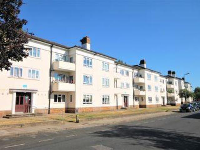 3 Bedrooms Flat for rent in Tylney Road, Bickley, Bromley BR1
