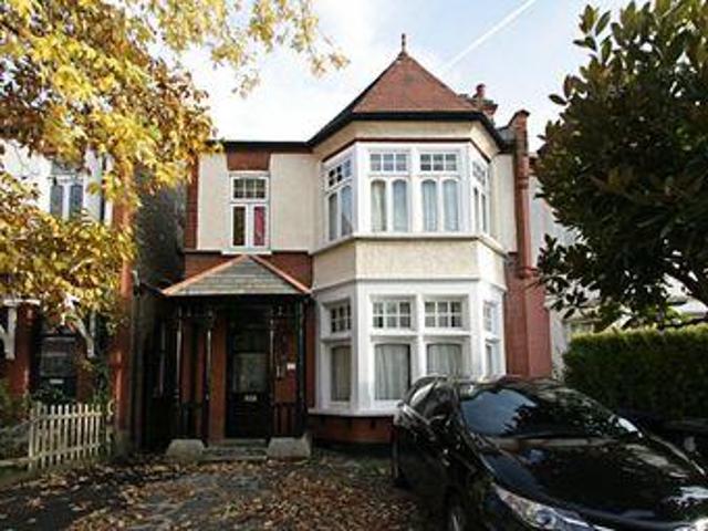 3 Bedrooms Flat for rent in Ulleswater Road, Southgate N14