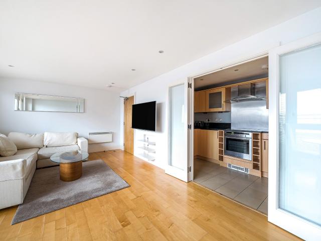 3 Bedrooms Flat for Rent in Vauxhall Bridge Road | Foxtons