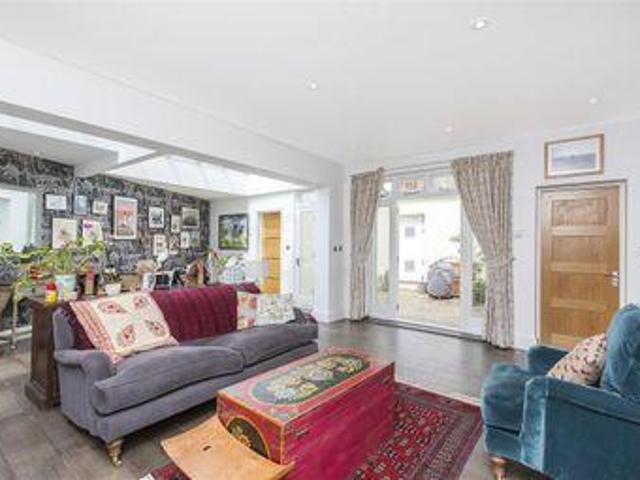 3 Bedrooms Flat for rent in Valetta Road, London W3