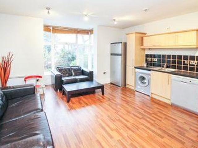 3 Bedrooms Flat for rent in Vesper Road, Kirkstall, Leeds LS5