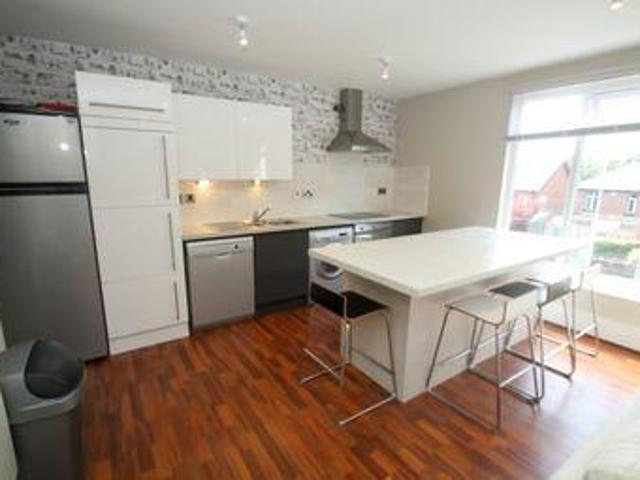 3 Bedrooms Flat for rent in Vesper Road, Kirkstall, Leeds LS5