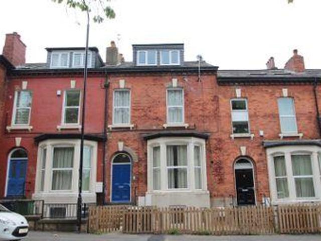 3 Bedrooms Flat for rent in Victoria Road, Hyde Park, Leeds LS6