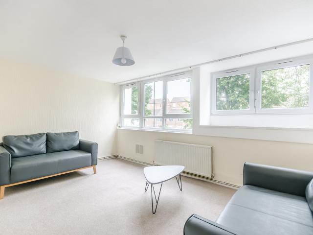 3 Bedrooms Flat for Rent in Yelverton Road | Foxtons