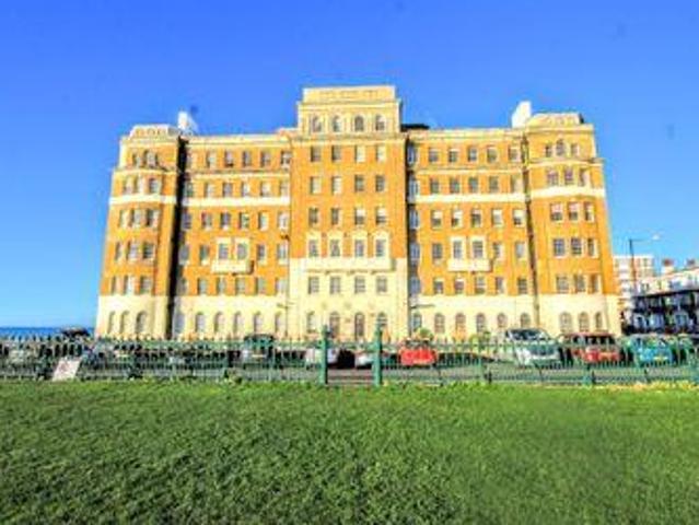 3 Bedrooms Flat for sale in Courtenay Gate, Courtenay Terrace, Hove BN3