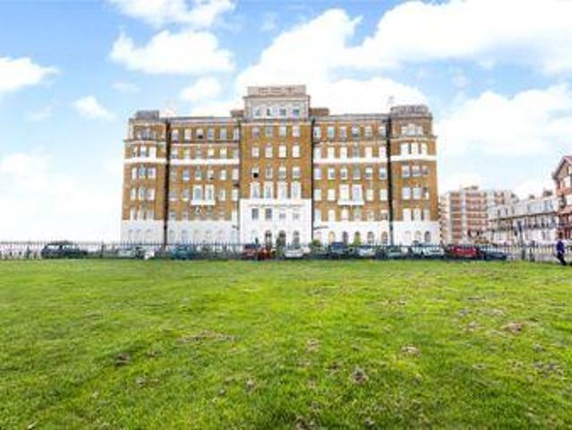 3 Bedrooms Flat for sale in Courtenay Gate, Courtenay Terrace, Hove, East Sussex BN3