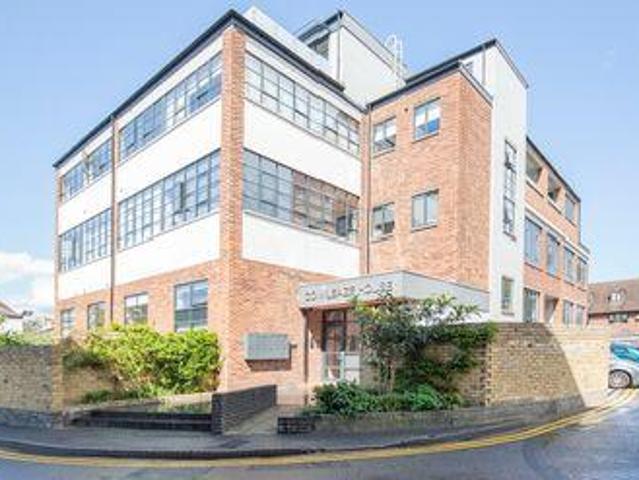 3 Bedrooms Flat for sale in Cowleaze Road, Kingston Upon Thames KT2