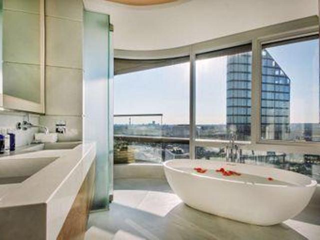 3 Bedrooms Flat for sale in Canaletto, City Road, London EC1V