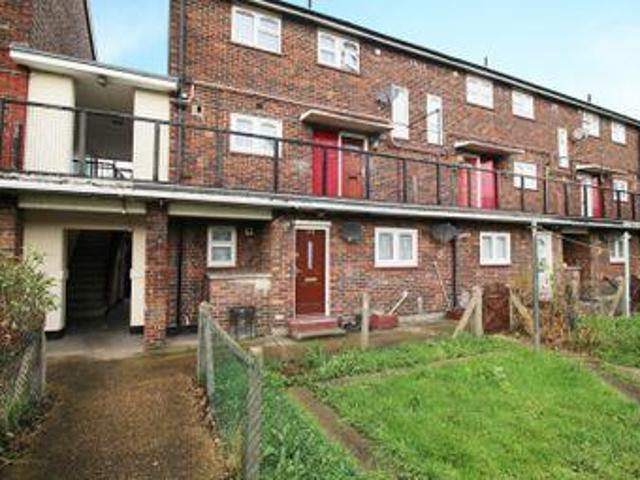 3 Bedrooms Flat for sale in Charlton Crescent, Barking, Essex IG11