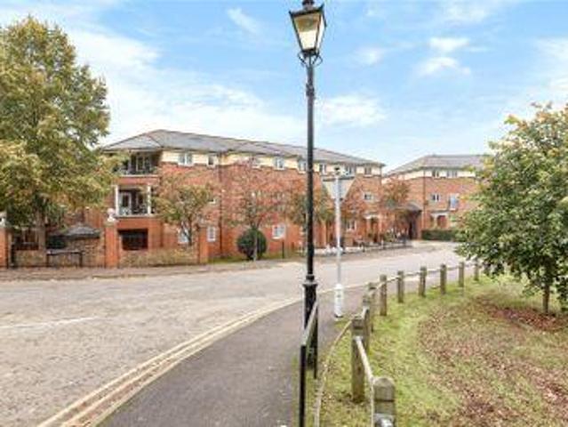 3 Bedrooms Flat for sale in Chaucer Close, Windsor, Berkshire SL4