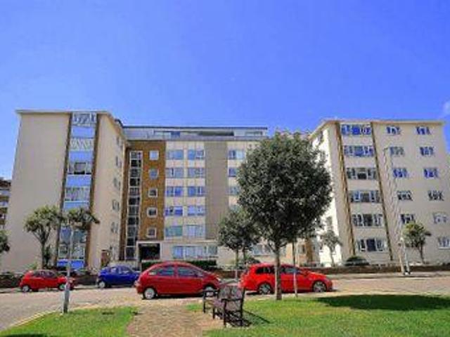 3 Bedrooms Flat for sale in Chiswick Place, Lower Meads, Eastbourne BN21