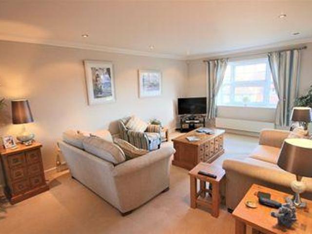 3 Bedrooms Flat for sale in Christchurch Place, Eastbourne BN23