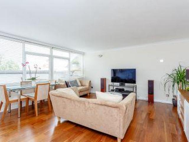 3 Bedrooms Flat for sale in Christian Square, Windsor SL4