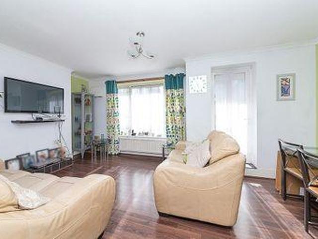 3 Bedrooms Flat for sale in Clements Avenue, Custom House E16