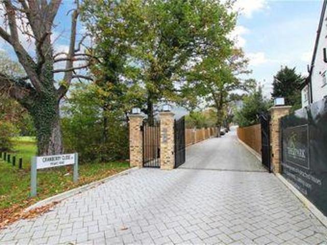 3 Bedrooms Flat for sale in Cranberry Close, The Park, Mill Hill NW7