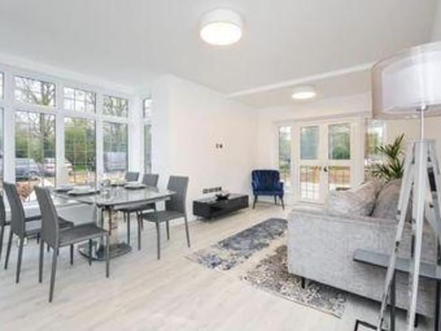 3 Bedrooms Flat for sale in Croftwood, 170 Hayes Lane, Kenley, Surrey CR8