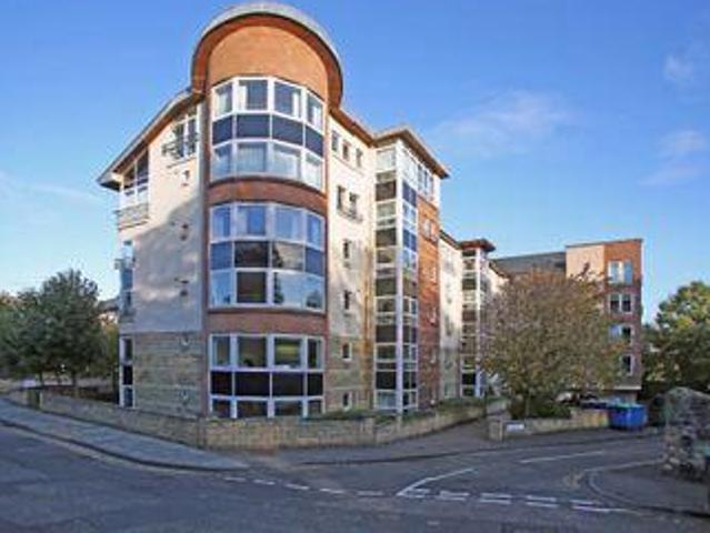 3 Bedrooms Flat for sale in Ann Terrace, Edinburgh EH8