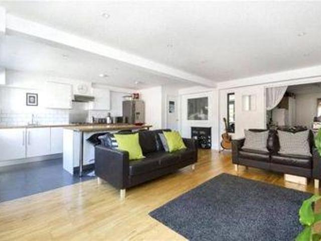 3 Bedrooms Flat for sale in Ada Street, London Fields E8