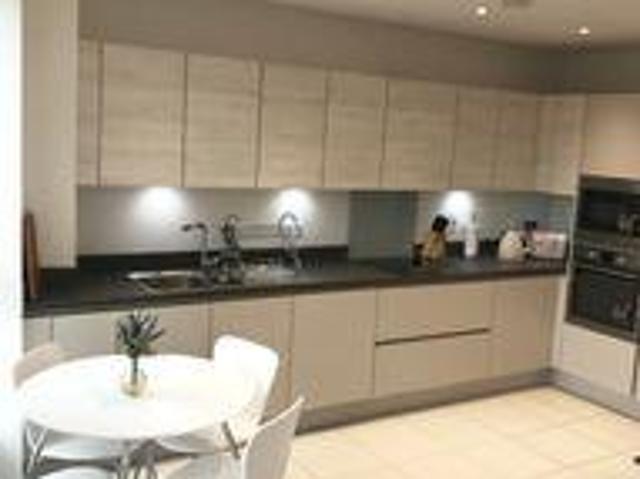 3 Bedrooms Flat for sale in Bow Common Lane, Bow E3