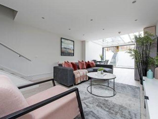 3 Bedrooms Flat for sale in Bolingbroke Grove, London SW11