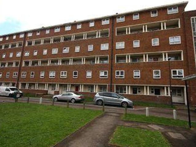 3 Bedrooms Flat for sale in Beaumont Court, Laburnum Road, Mitcham CR4