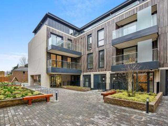 3 Bedrooms Flat for sale in Brighton Road, Surbiton KT6