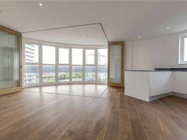 3 Bedrooms Flat for sale in Gateway Tower, 28 Western Gateway, London E16