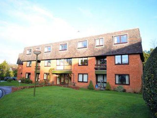 3 Bedrooms Flat for sale in Great Austins, Farnham, Surrey GU9