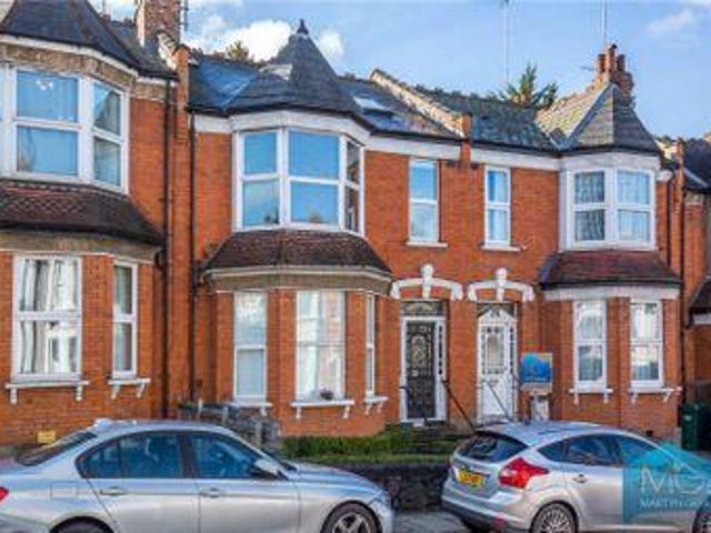 3 Bedrooms Flat for sale in Dollis Road, Finchley Central, London N3