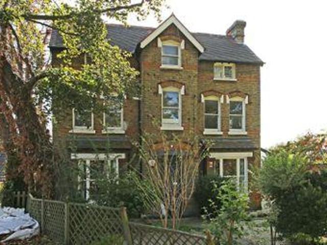 3 Bedrooms Flat for sale in Dacre Gardens, London SE13