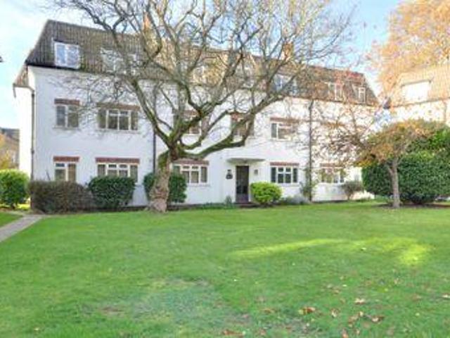 3 Bedrooms Flat for sale in Dainton Close, Bromley BR1