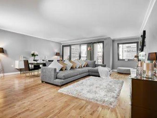 3 Bedrooms Flat for sale in Discovery Dock, South Quay E14