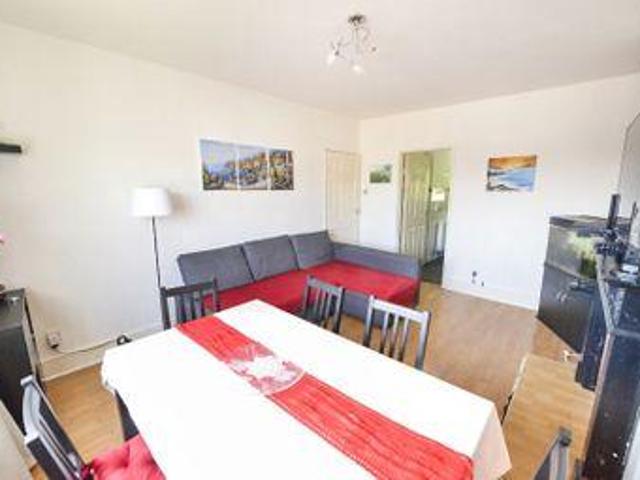 3 Bedrooms Flat for sale in Drumbeg Drive, Glasgow G53