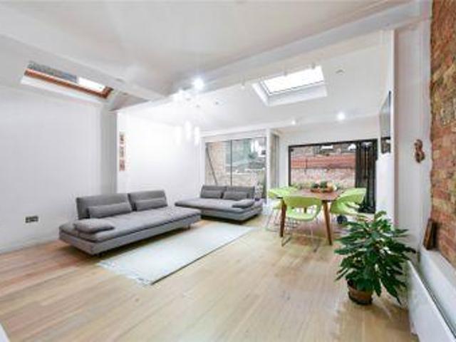 3 Bedrooms Flat for sale in Eckstein Road, London SW11