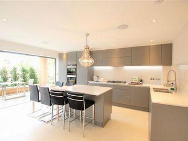 3 Bedrooms Flat for sale in Elysium Court, 33 Waverley Road, Enfield, Middlesex EN2
