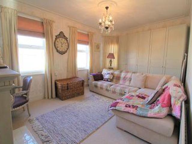 3 Bedrooms Flat for sale in Fairfield Road, West Drayton UB7