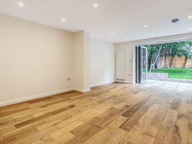 3 Bedrooms Flat for sale in Framlingham Crescent, London SE9