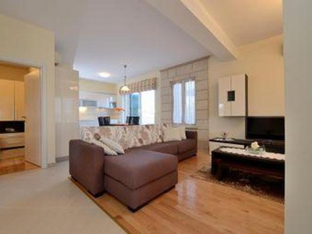 3 Bedrooms Flat for sale in Front Street, Leeds LS11